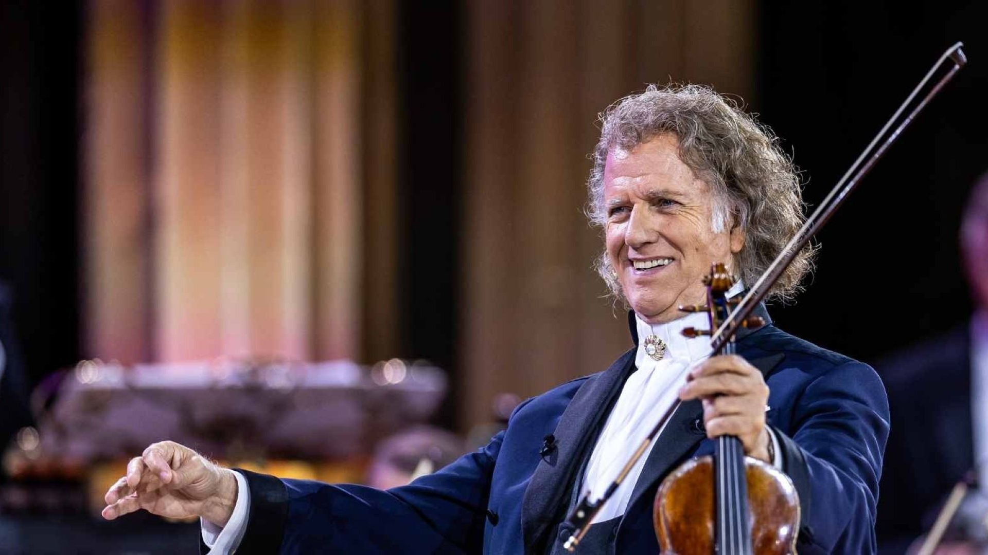 André Rieu's 2025 Maastricht Concert: Waltz the Ni - Silky Otter